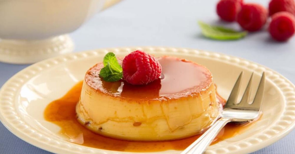 Exquisito flan decorado con fresas: un postre que encanta los sentidos ...